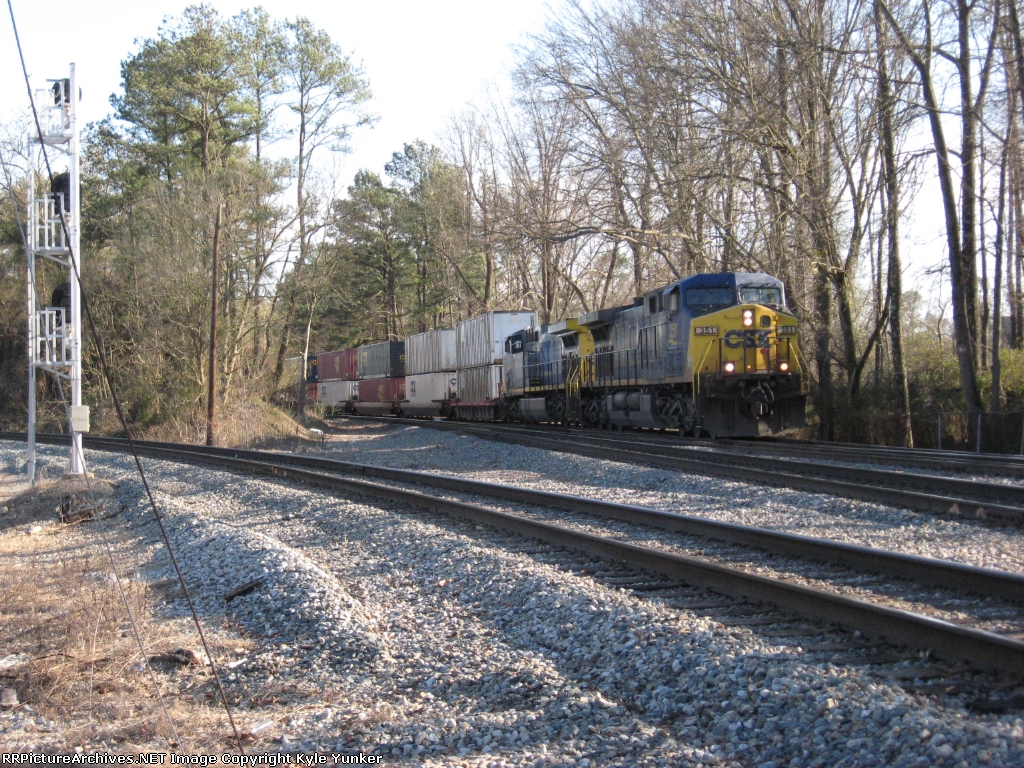 NB intermodal train Q124 at CP Bolton